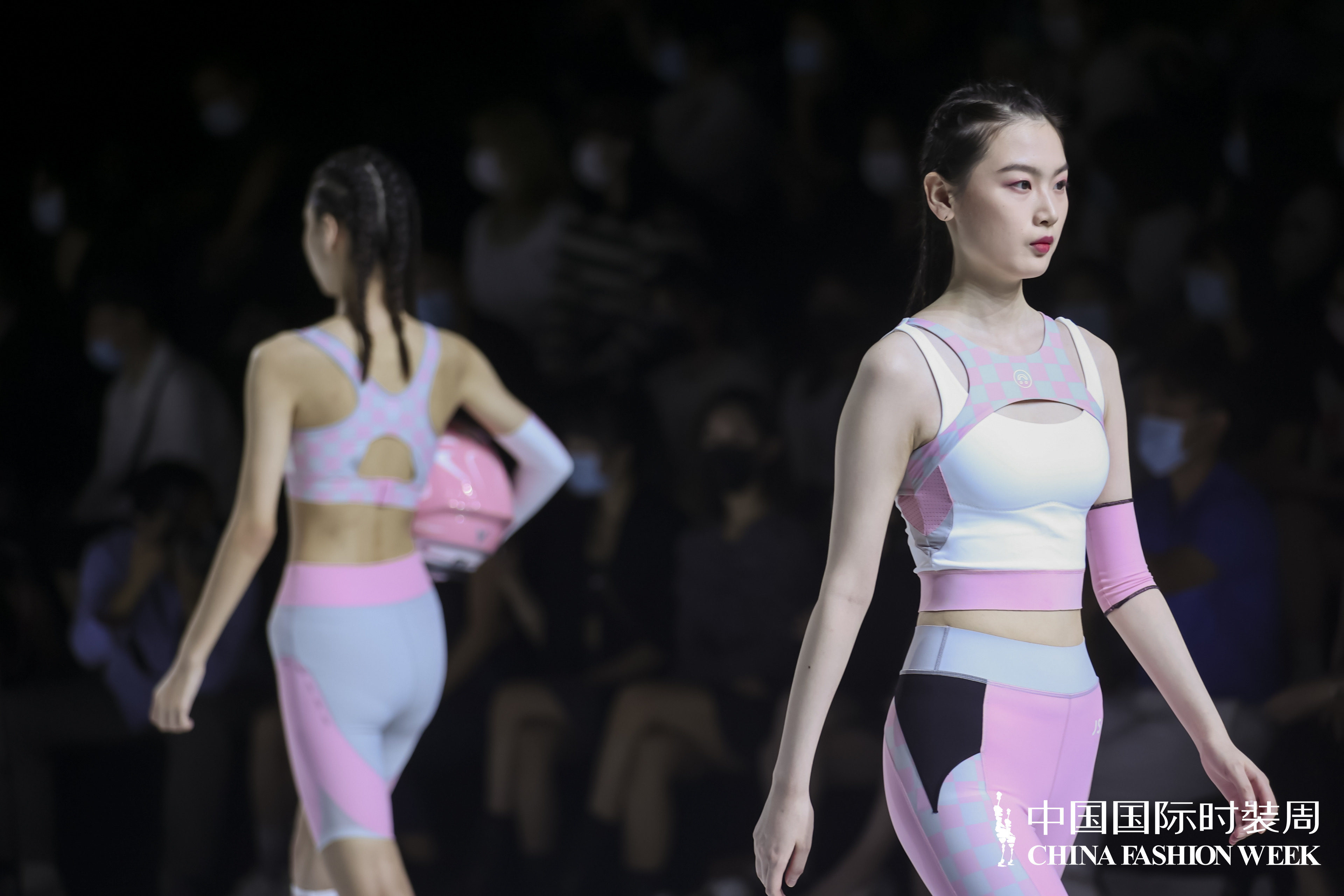 服装学子在第四届JSC运动时尚设计大赛中获金奖和最具商业价值奖-武汉纺织大学新闻文化网